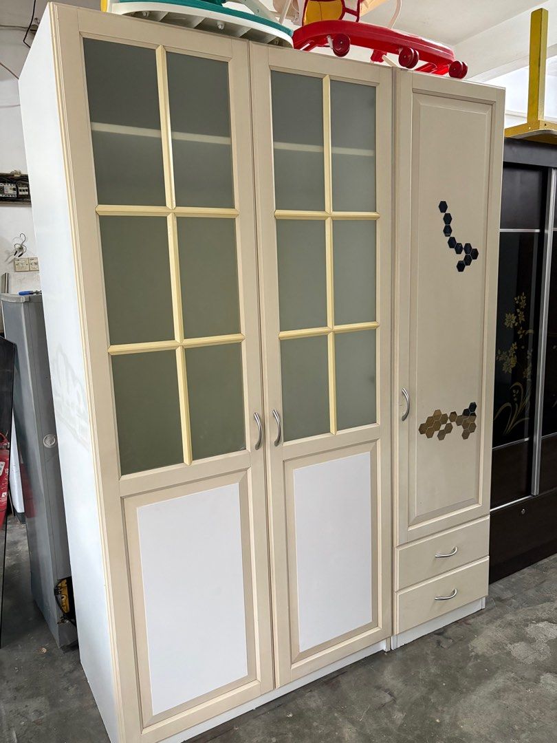 almari 3 pintu berat, Furniture & Home Living, Furniture, Shelves ...