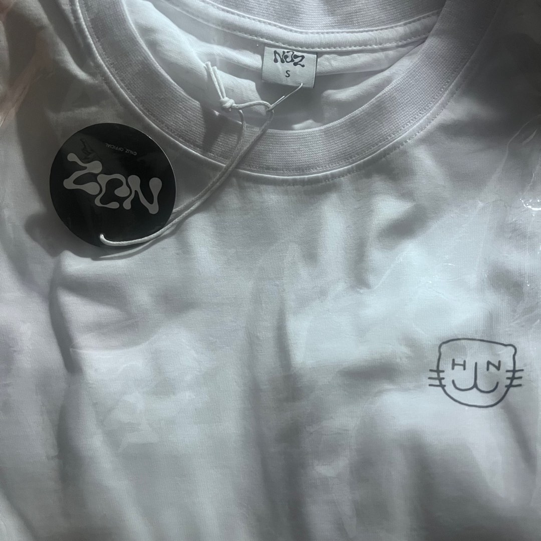 現貨全新 NJZ NewJeans 絕版 Complexcon Hanni 范玉欣 logo tee, 男裝, 上身及套裝, T-shirt ...