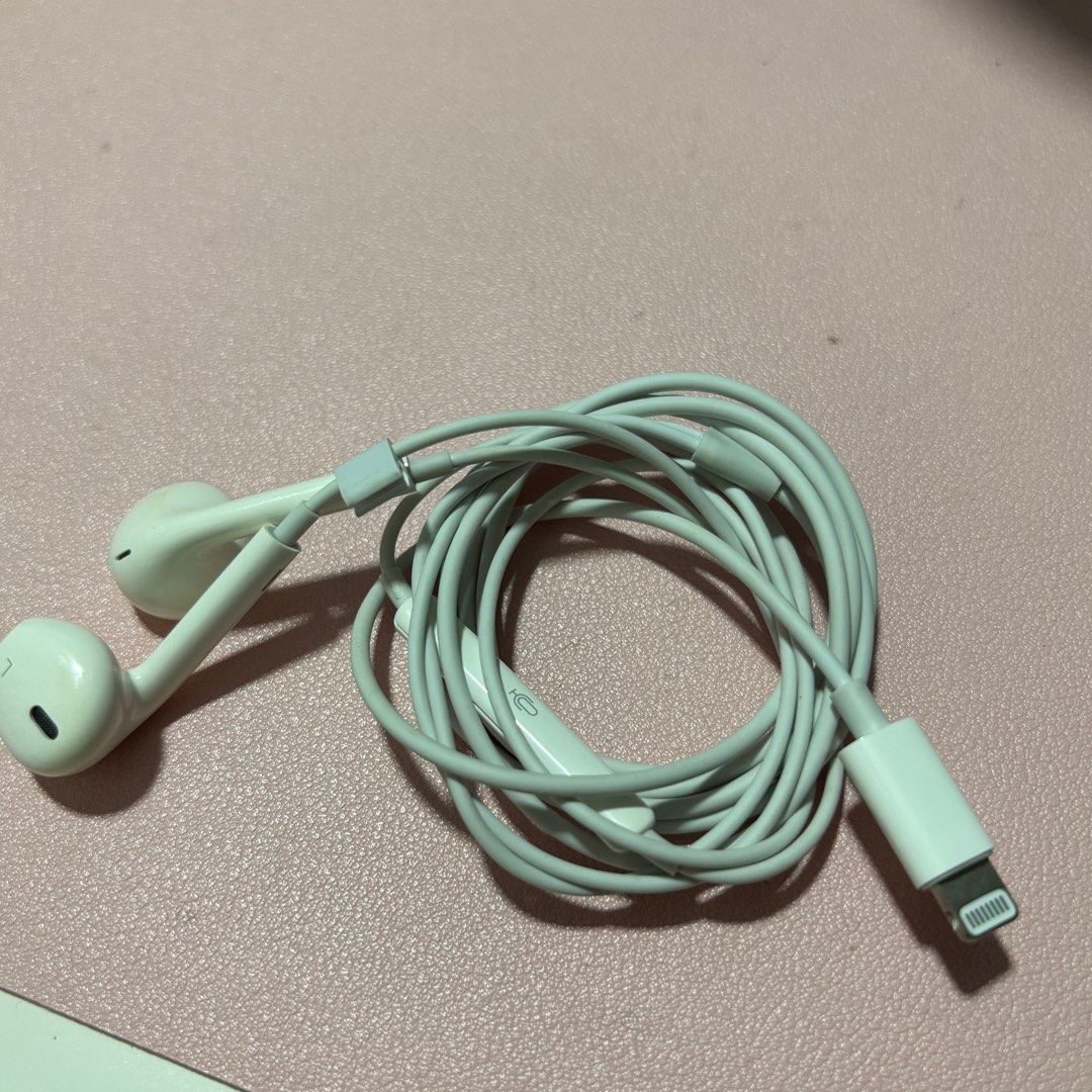 [LAST ONE LEFT] APPLE lightning earphone, Mobile Phones & Gadgets ...