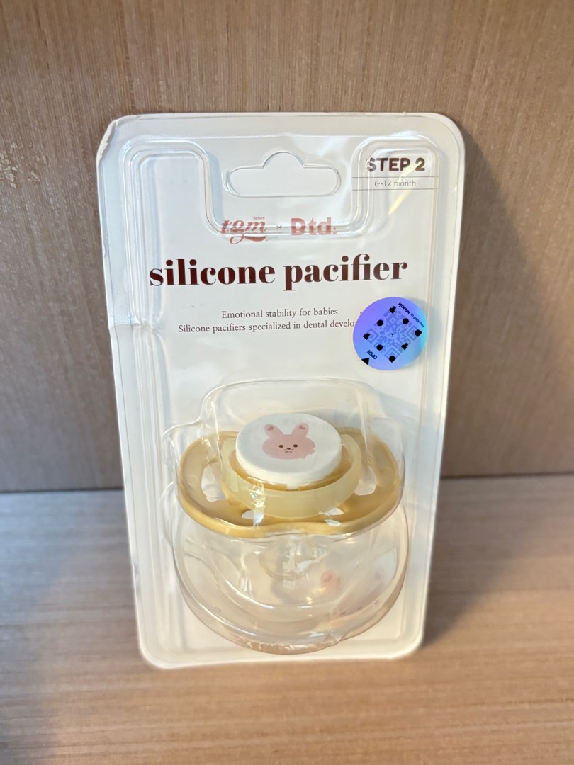 Dot to dot step 2 pacifier, 兒童＆孕婦用品, 護理及餵哺, 護理及餵哺 - 奶咀 - Carousell