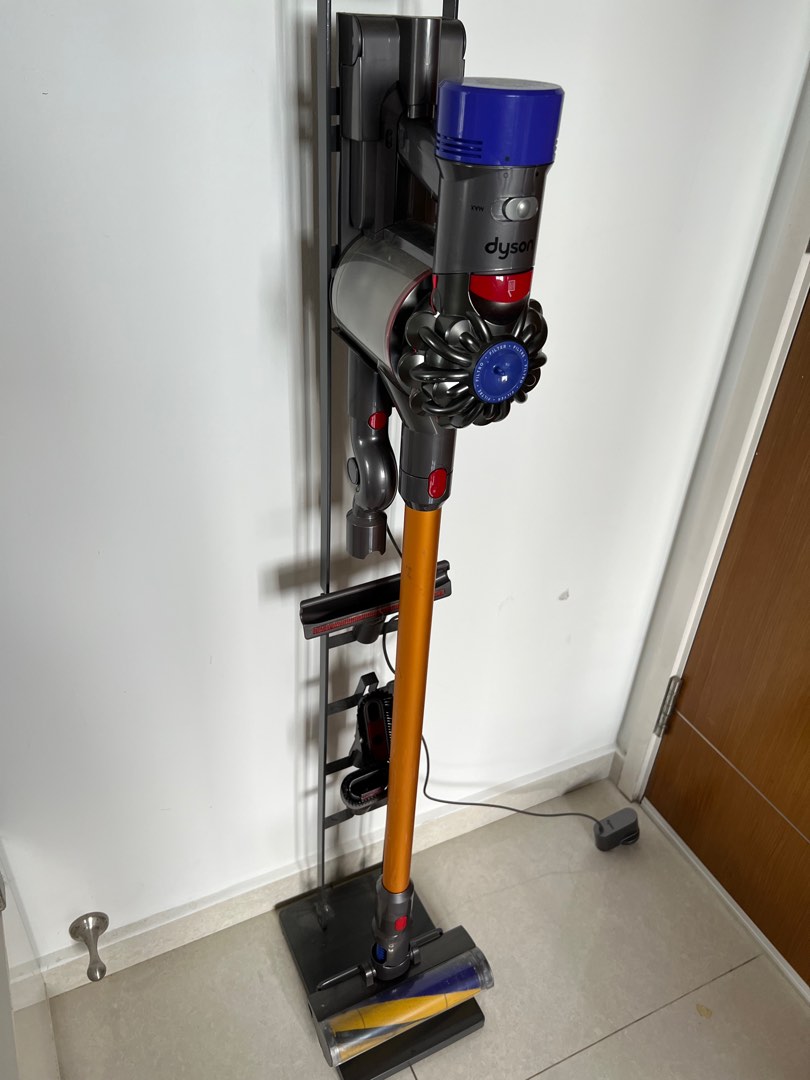 Dyson v8 fluffy with stand and laser head, TV & Home Appliances, Vacuum ...