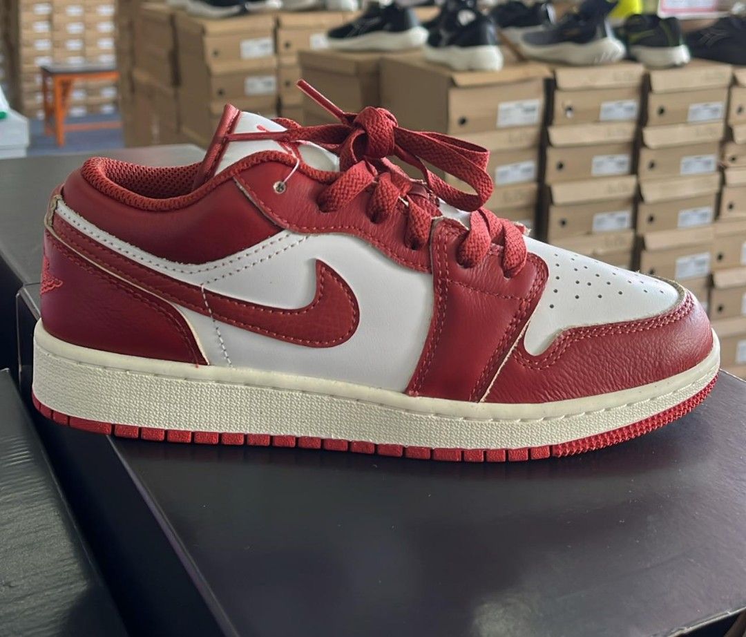 Nike Air Jordan 1 Low Dune Red (Merah Putih), Olah Raga, Baju Olahraga ...