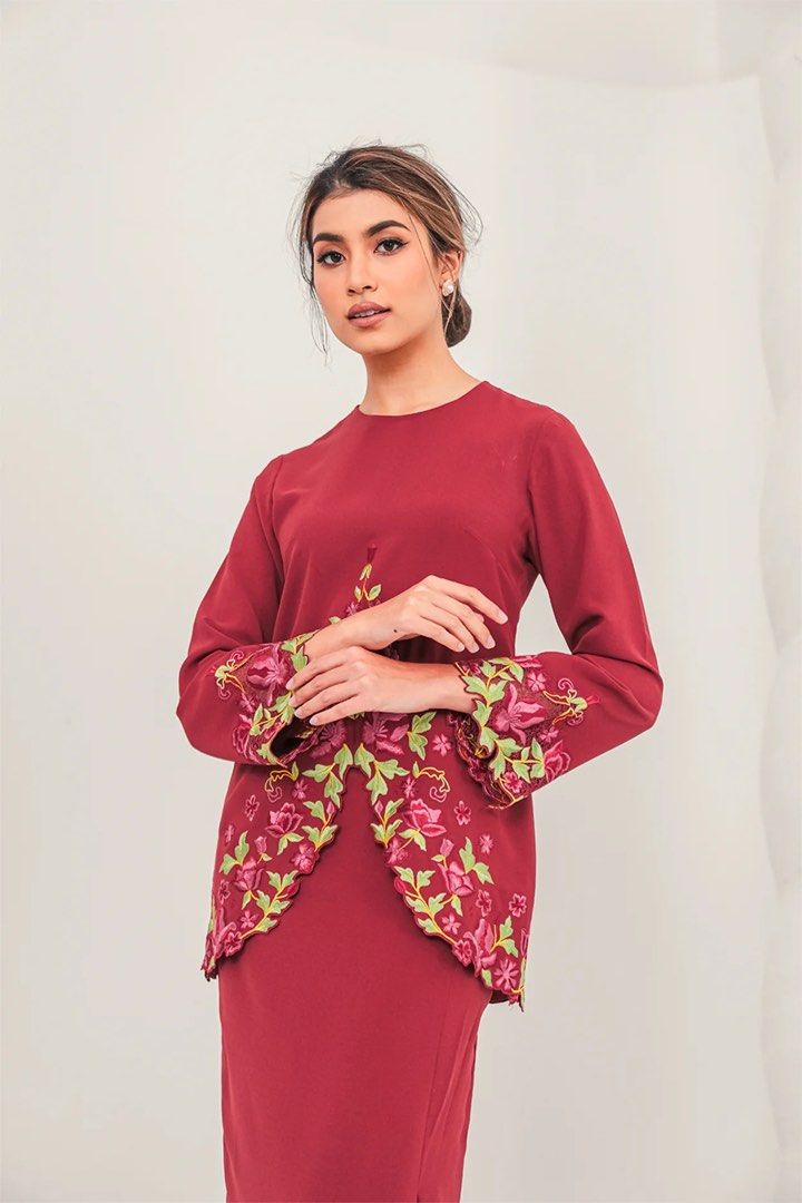 Baju kurung raya maroon, Women's Fashion, Dresses & Sets, Traditional ...