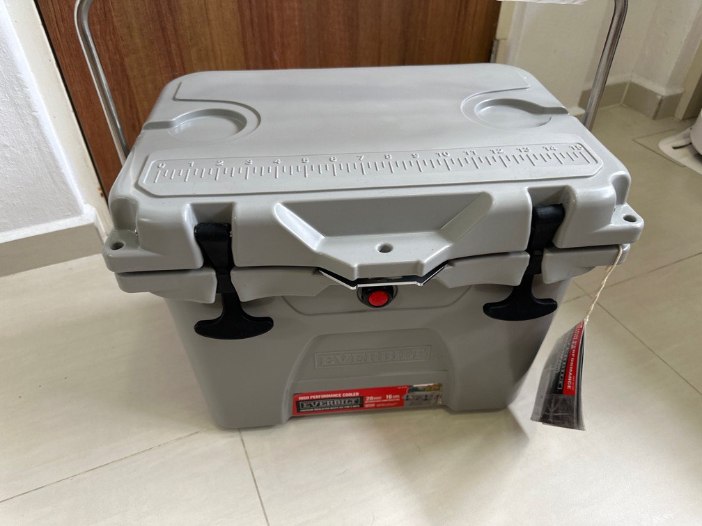 High quality cooler box, Sports Equipment, Hiking & Camping on Carousell