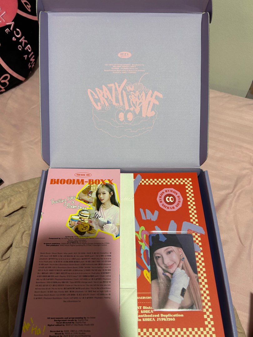 Itzy album only one pc included everything else is inside, Hobbies ...