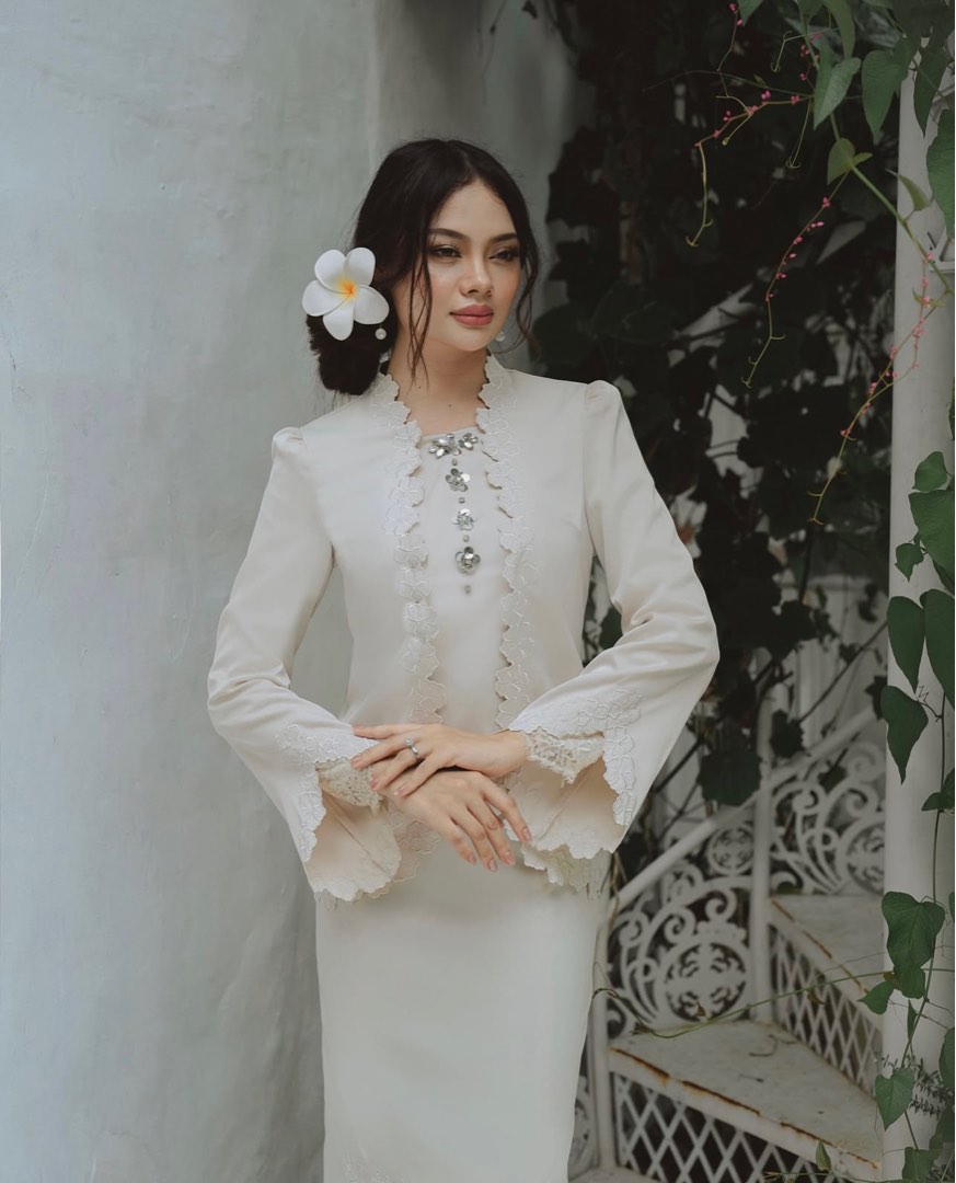 Qhalesaa Azoura (Kebaya cutting with sulam), Women's Fashion, Dresses & Sets, Traditional ...