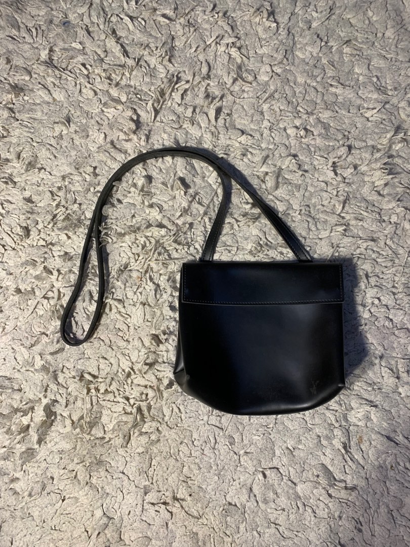 Tas hitam miniso, Fesyen Wanita, Tas & Dompet di Carousell