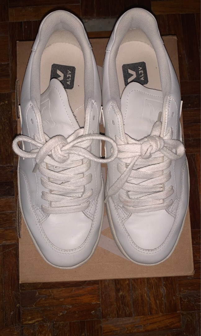 Veja Classic White, Women's Fashion, Footwear, Sneakers on Carousell