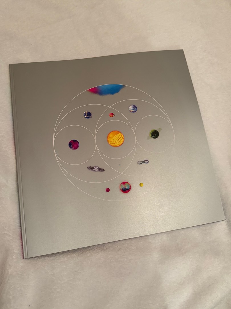 Coldplay 香港啟德 Airside POP UP store 周邊商品 Programme相册 (內附universe貼紙), 興趣及 ...