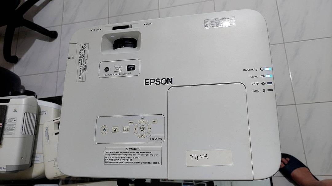 EPSON EB-2065 5500流明 燈泡使用時數740小時, 電視及其他電器 , 電視及其他電器 , 投影機在旋轉拍賣