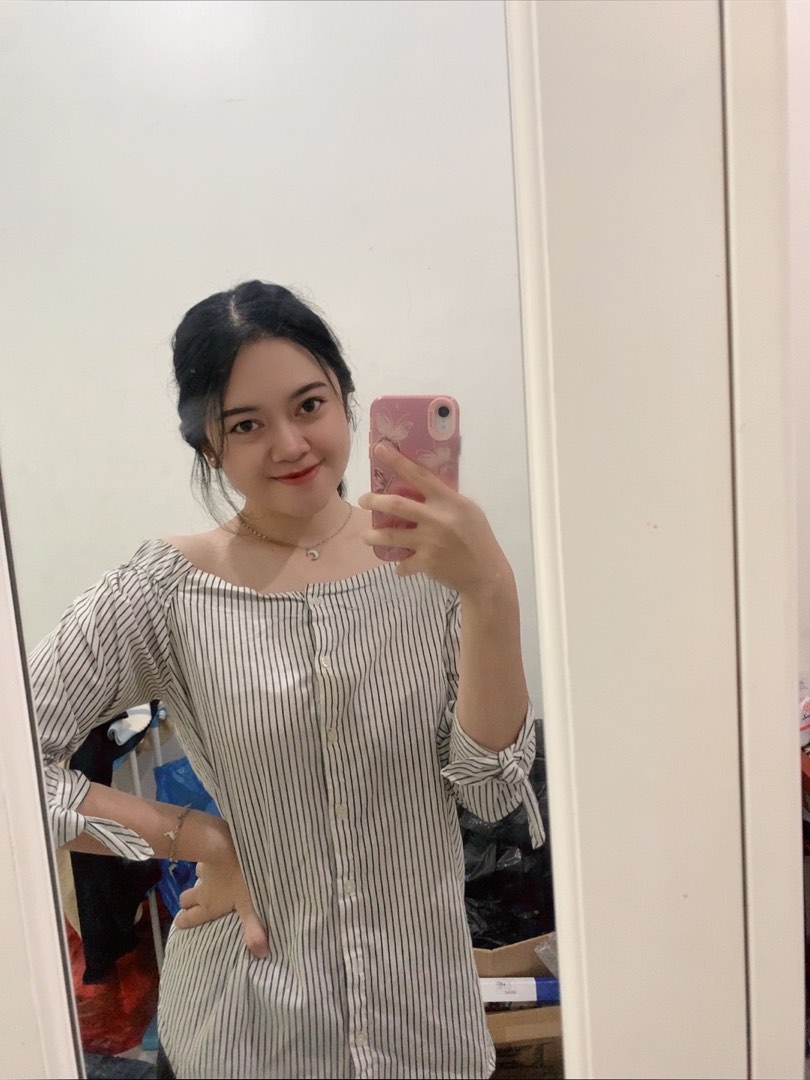 Off shoulder liris hitam putih, Fesyen Wanita, Pakaian Wanita, Atasan ...