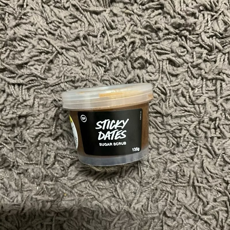READY STOCK LUSH Sticky Dates Scrub (135g), Beauty & Personal Care ...