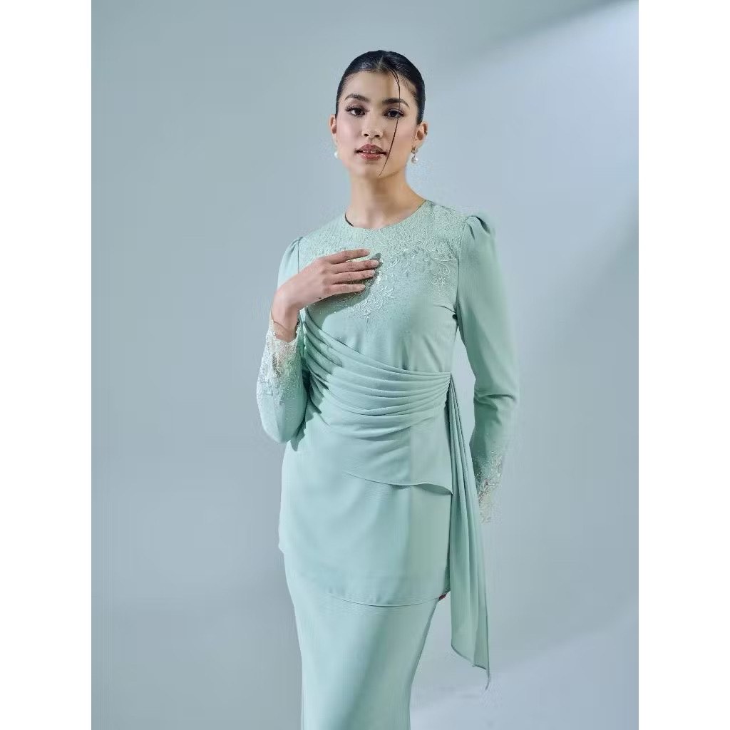 J.Labella Reeya Kurung 2025 in Sage Green, Women's Fashion, Muslimah Fashion, Baju Kurung & sets ...