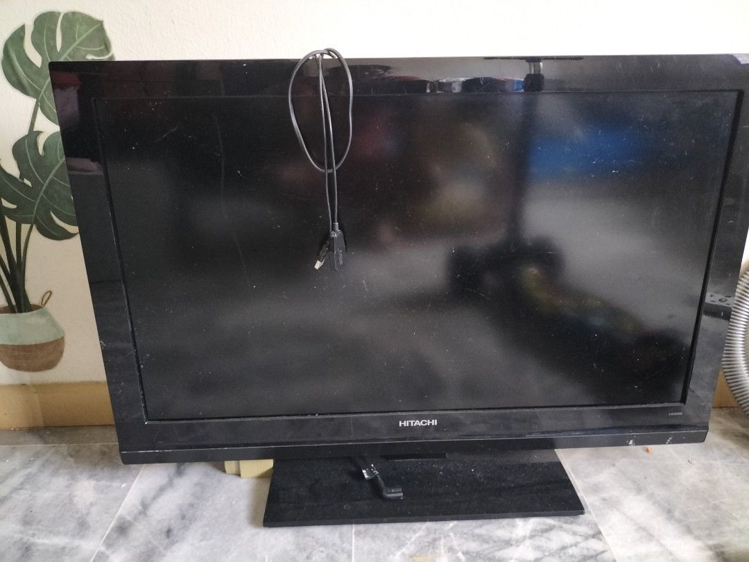 LCD Hitachi Tv 32 inch, TV & Home Appliances, TV & Entertainment, TV on ...