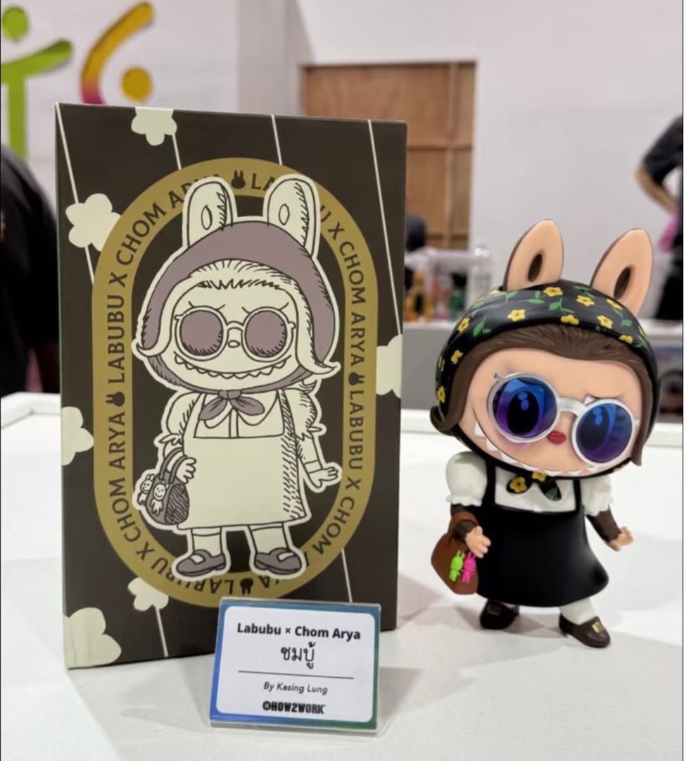 泰國限定TTE 2025 labubu x chom arya （親筆簽名版）, 興趣及遊戲, 玩具 & 遊戲類 - Carousell