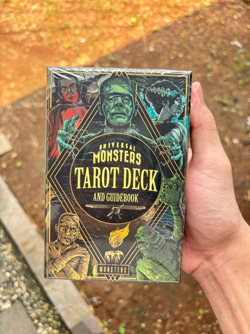 kartu Universal Monsters Tarot Deck and Guidebook, Buku & Alat Tulis ...