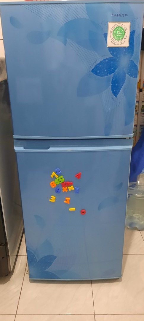 Kulkas 2 pintu Sharp, Elektronik, Lainnya di Carousell