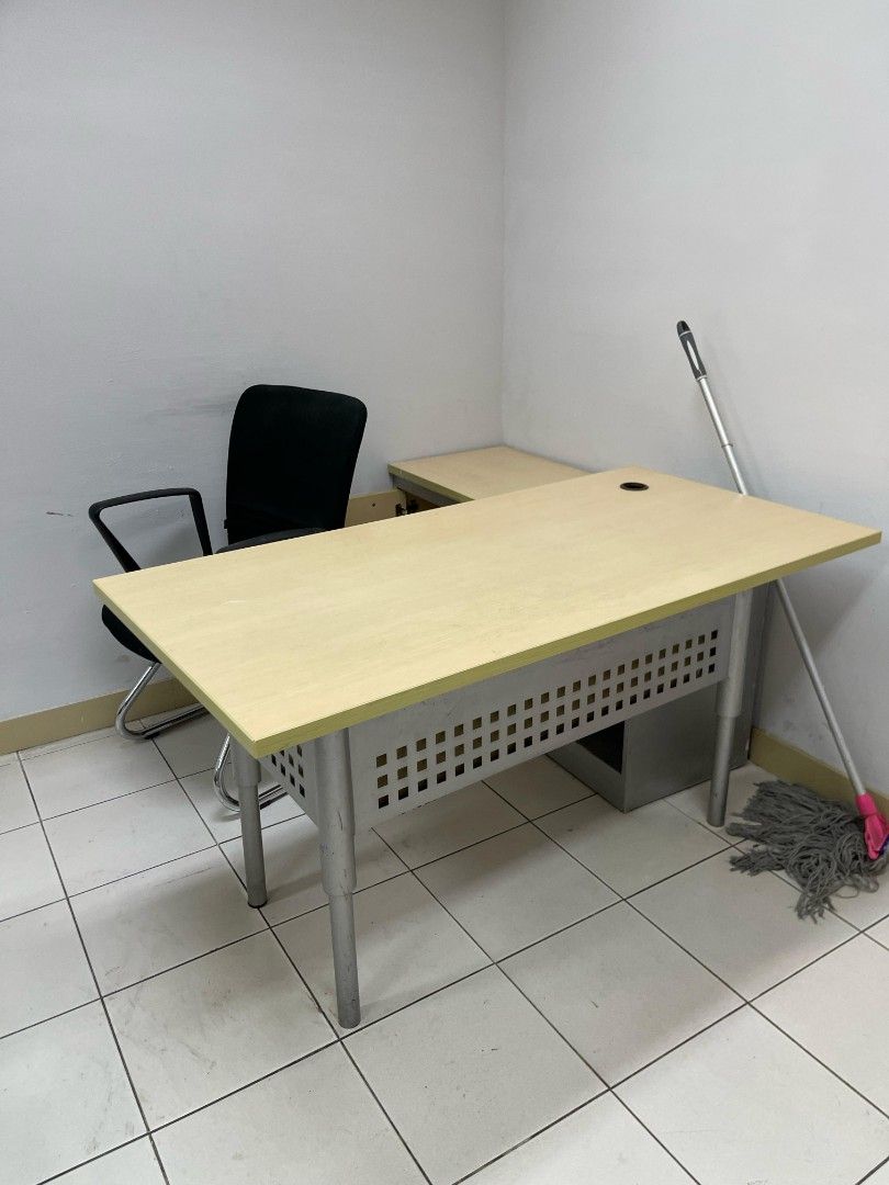 Meja staff letter L ex kantor, Perabotan Rumah di Carousell