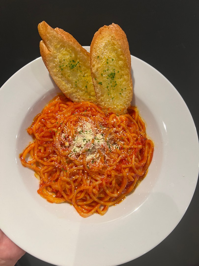 Replika Fake Spaghetti / Bacon Tomato Pasta with Garlic Bread Dummy ...