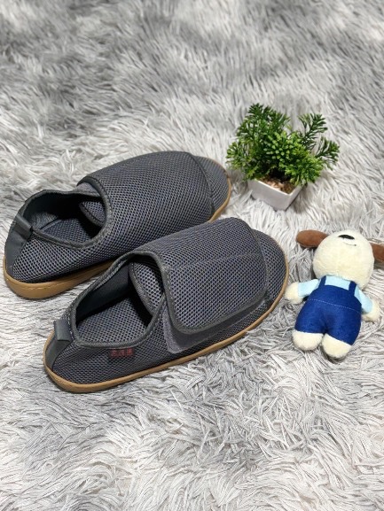 Swollen Feet Shoes for Men & Women - Diabetic Friendly, Wide Fit ...