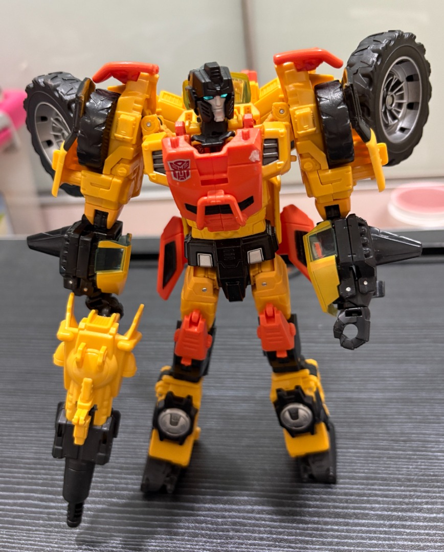 Transformers Generations IDW Voyager Class Sandstorm Triple Changer ...