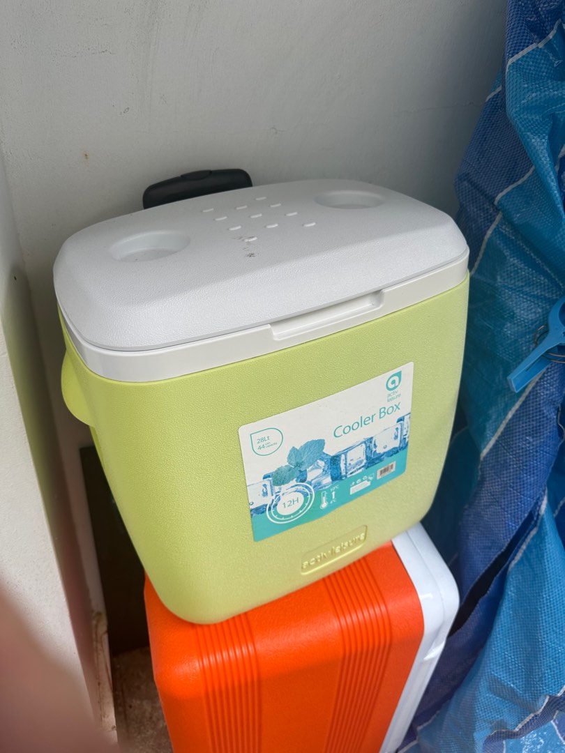 28L Cooler box trolley, Food & Drinks, Beverages on Carousell