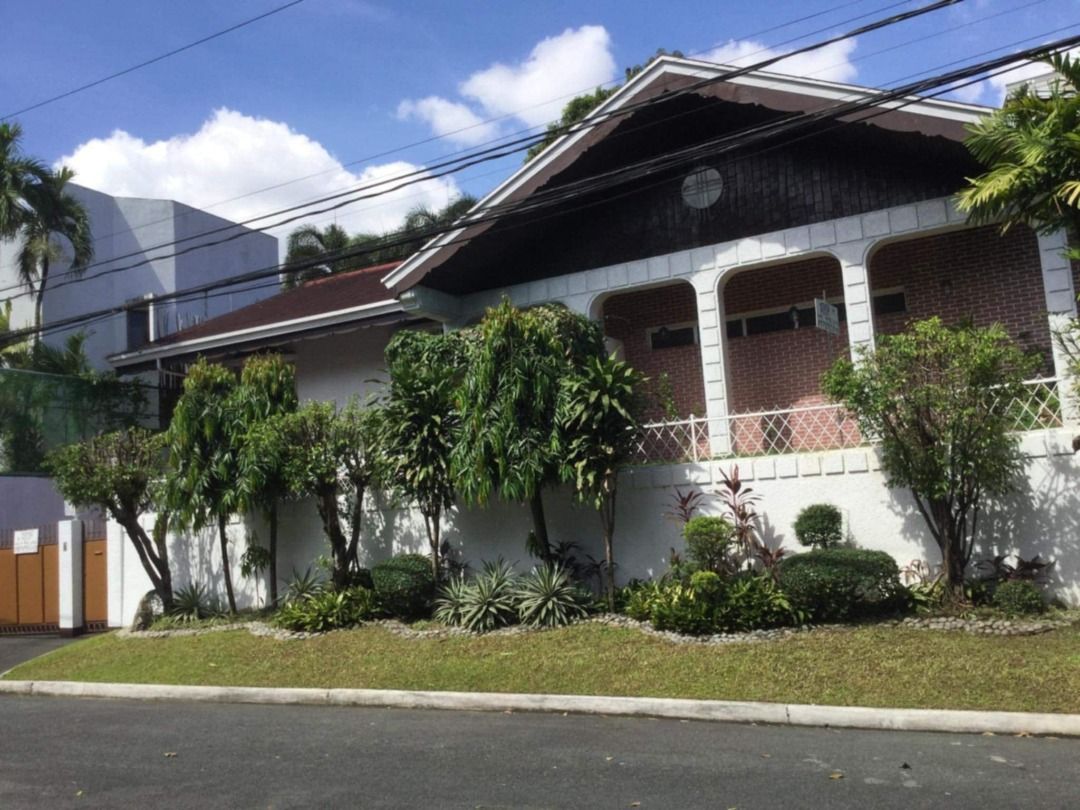 2 Storey Newly Repainted Split Level House W/ 3 Parking FOR LEASE in ...