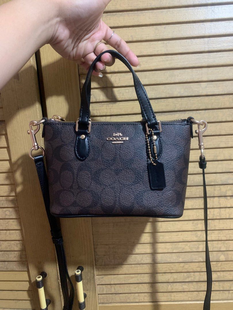 Coach mini gallery crossbody in signature, Fesyen Wanita, Tas & Dompet ...