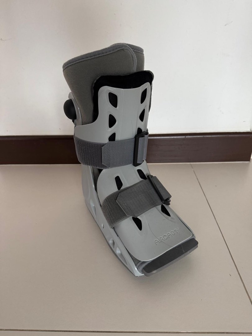 Aircast boot, Health & Nutrition, Braces, Support & Protection on Carousell