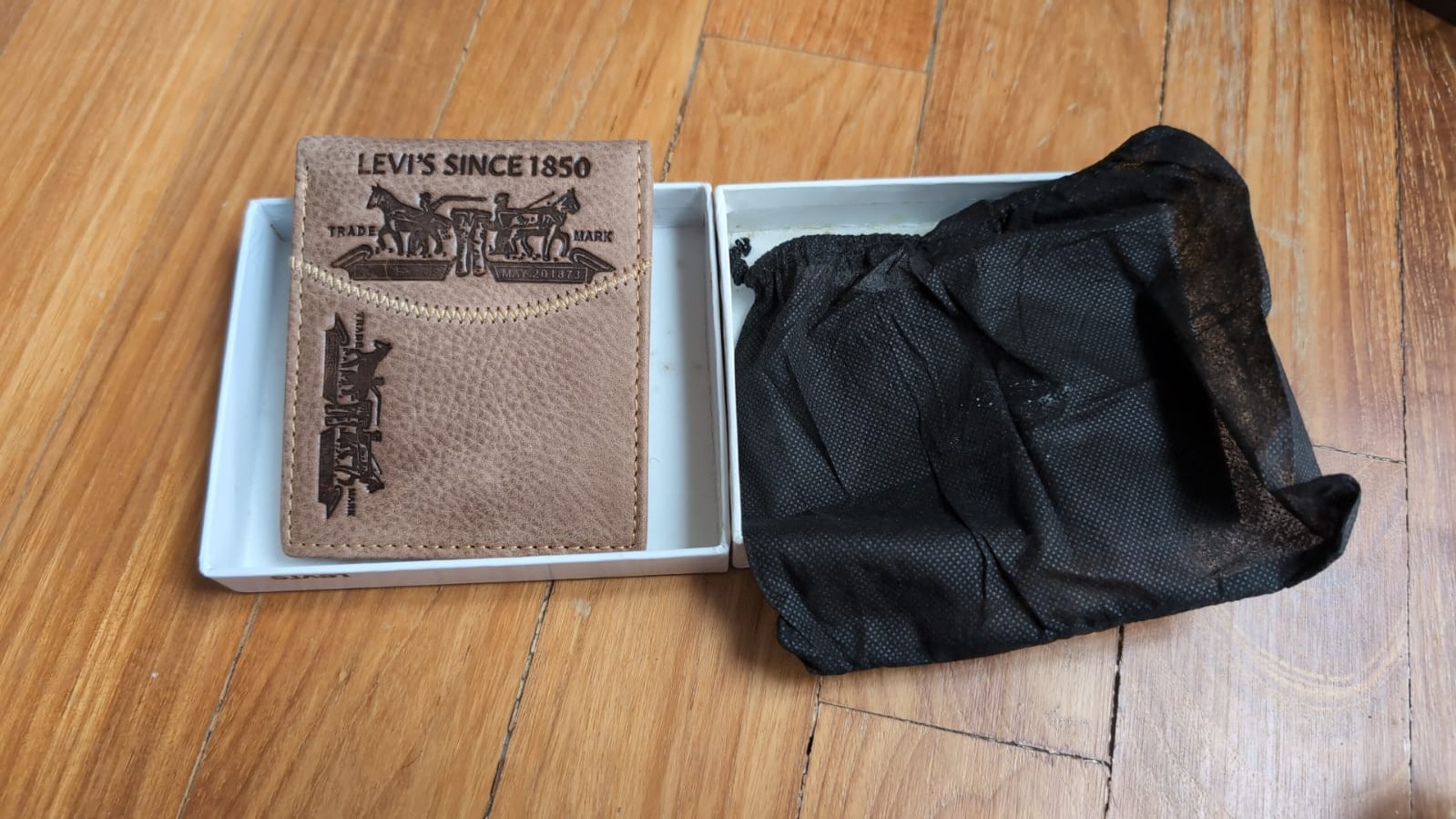 Levi's Men's Wallet, Luxury, Bags & Wallets on Carousell