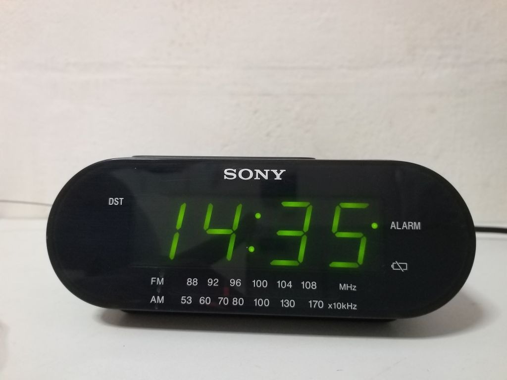 Sony Dream Machine FM/AM Clock Radio ICF-C218, Audio, Other Audio ...