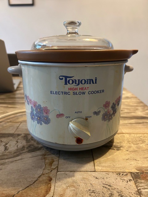 Toyomi electric slow cooker (small size), TV & Home Appliances, Kitchen ...