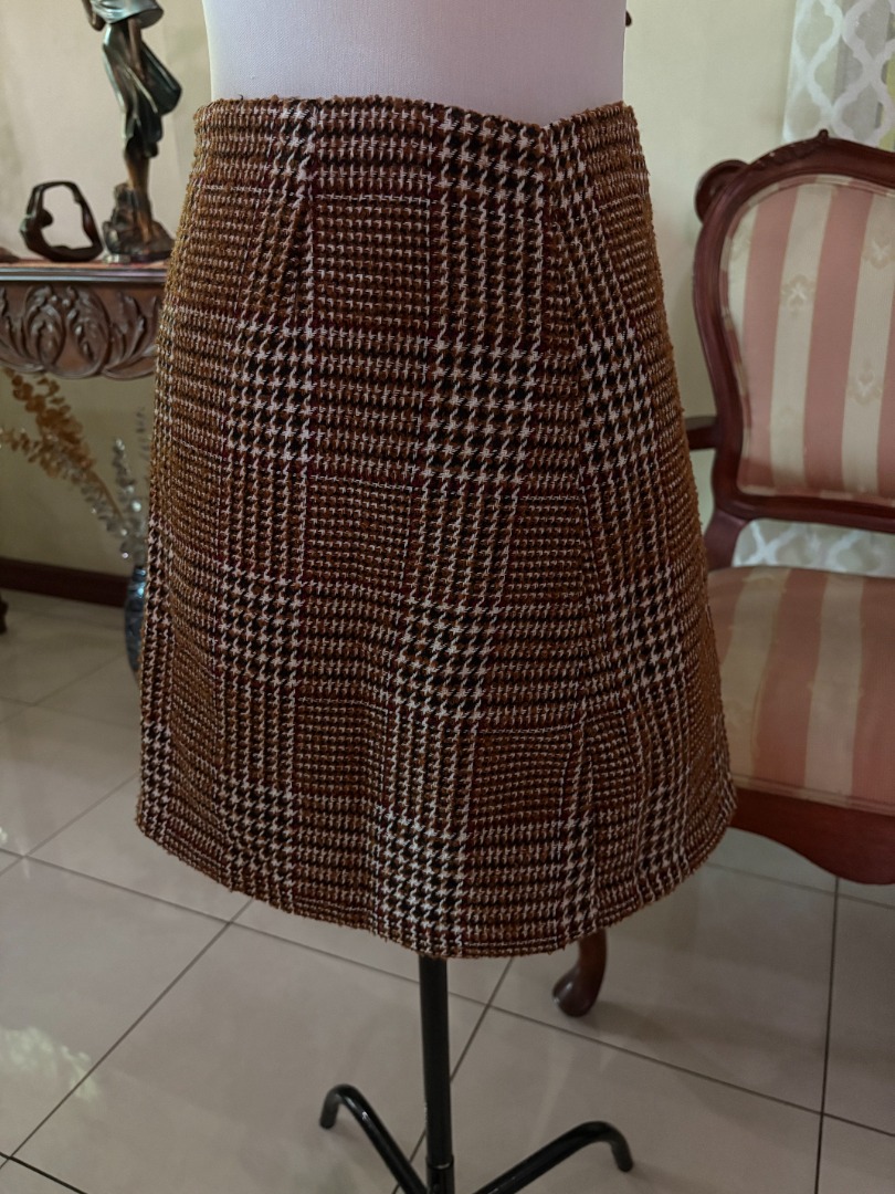 GU Brown Tweed Checkered Skirt, Women's Fashion, Bottoms, Skirts on Carousell