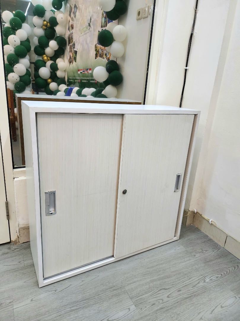 Laci Sliding Rak Lemari Pintu Geser HPL Urat Kayu Warna Cream Mewah ...