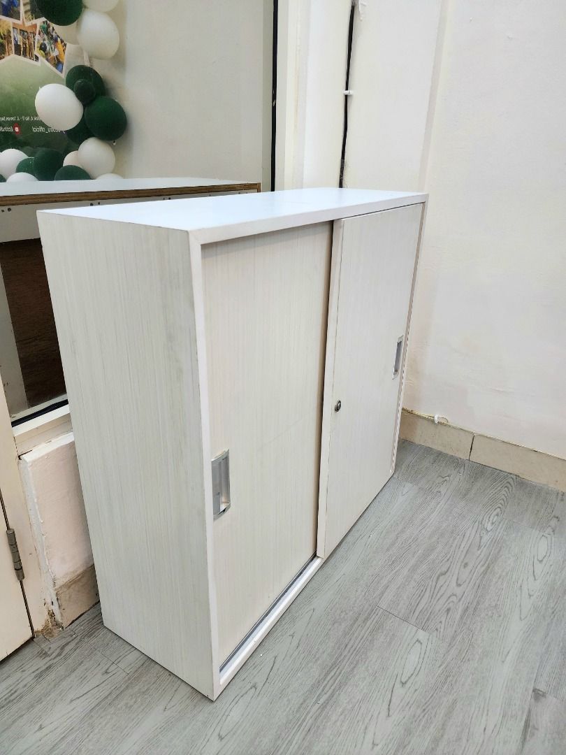 Laci Sliding Rak Lemari Pintu Geser HPL Urat Kayu Warna Cream Mewah ...