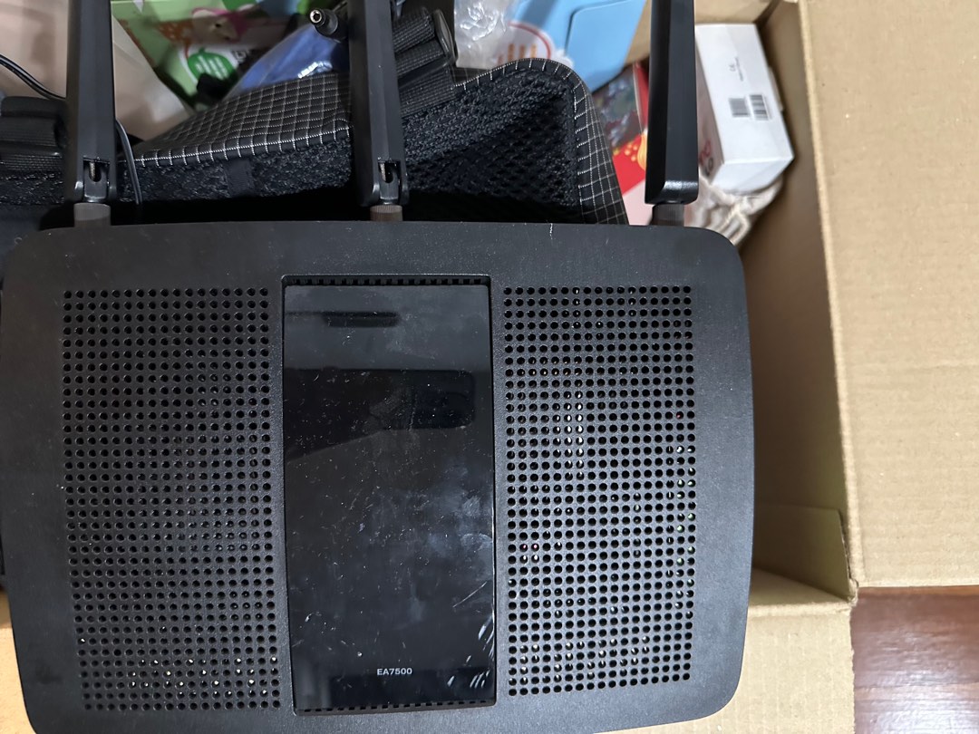 TP-link EA7500 Router and 5-port gigabit desktop switch TL-SG105 ...