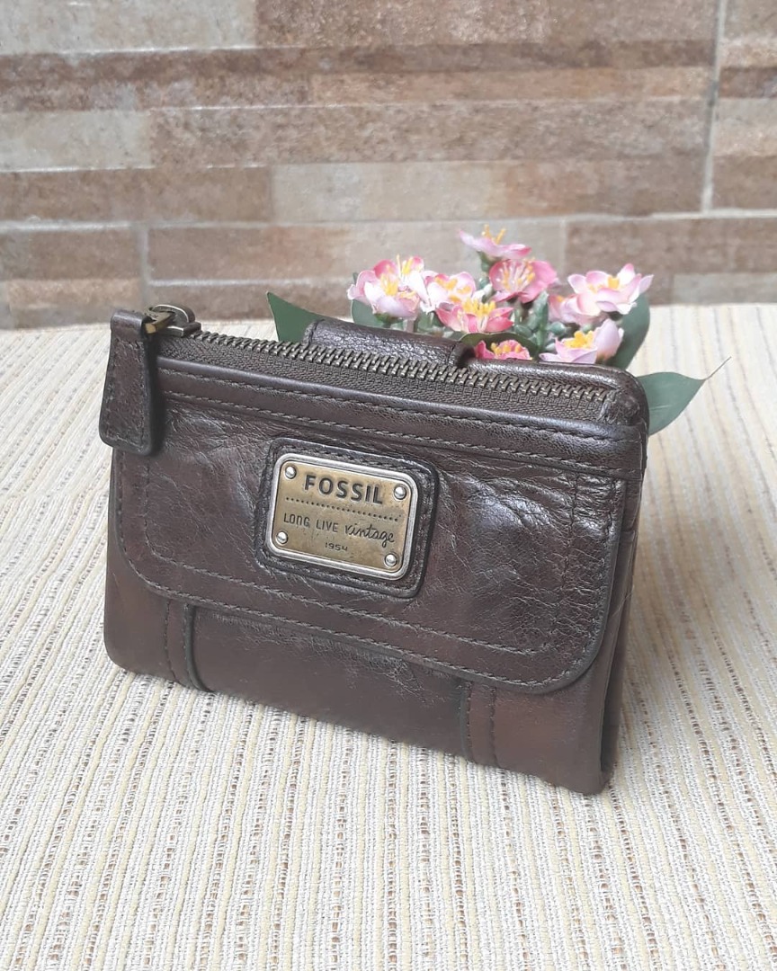 Fossil medium trifold Wallet original preloved, Barang Mewah, Tas ...