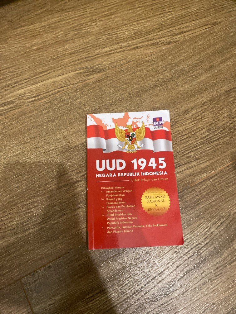 Buku UUD 1945, Buku & Alat Tulis, Buku di Carousell