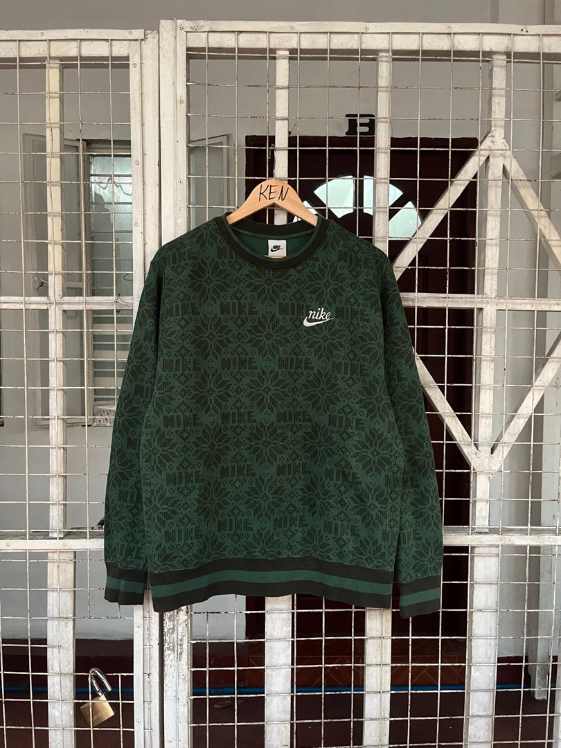 nike snow flake aop, Men's Fashion, Activewear on Carousell