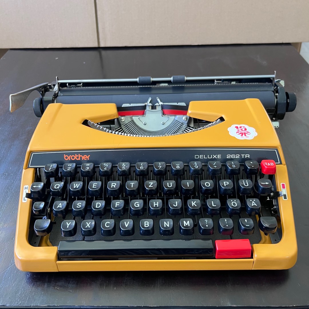 Vintage Brother Typewriter Deluxe 262TR, Hobbies & Toys, Memorabilia ...