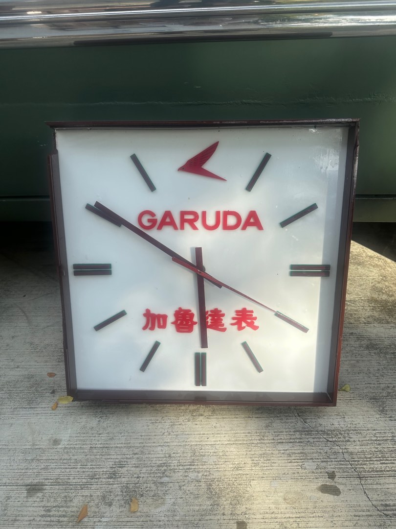 Classic Garuda Airlines Clock Bakelite, Hobbies & Toys, Memorabilia ...