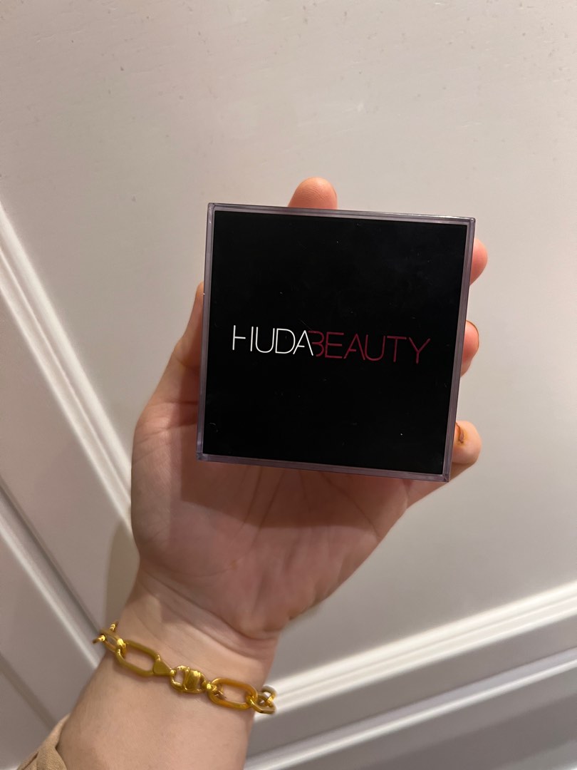 Huda Beauty Loose Powder, Beauty & Personal Care, Face, Makeup on Carousell