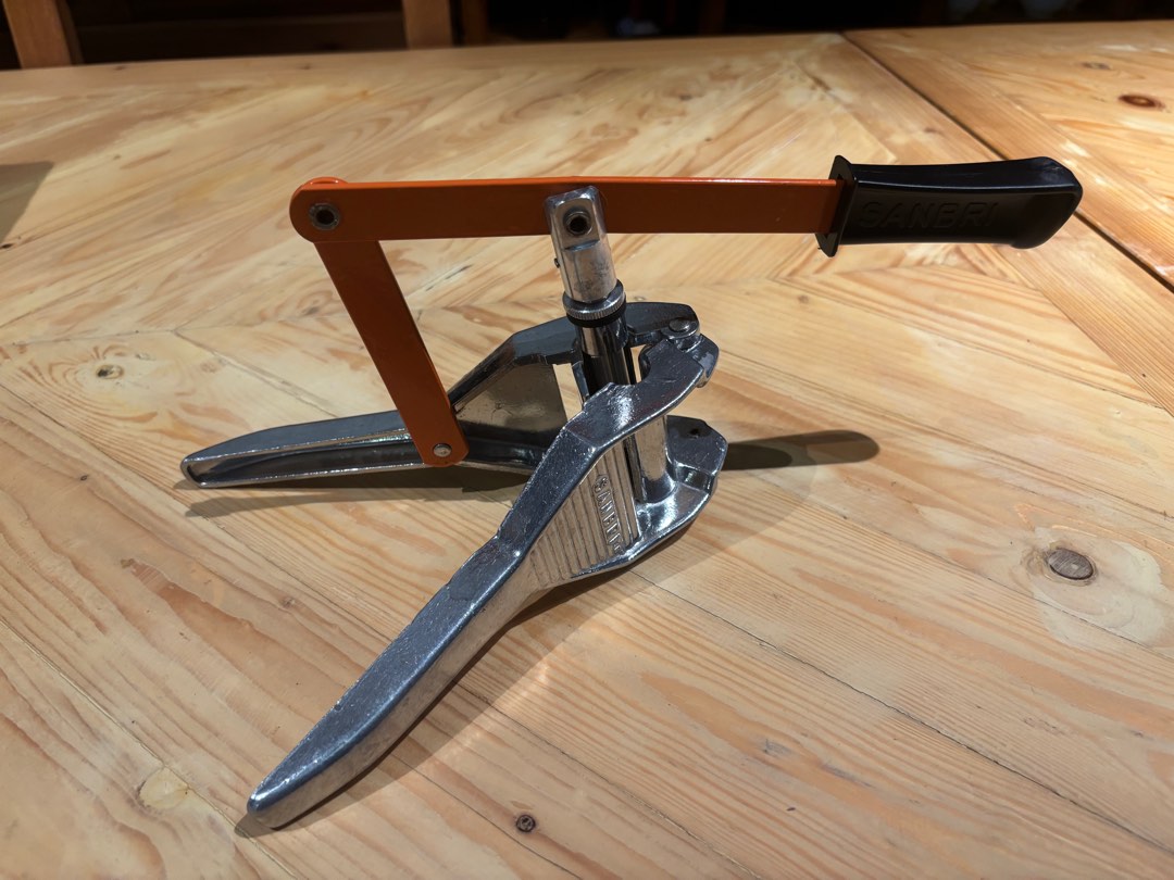 Sanbri Wine Corker, TV & Home Appliances, Kitchen Appliances, Wine ...