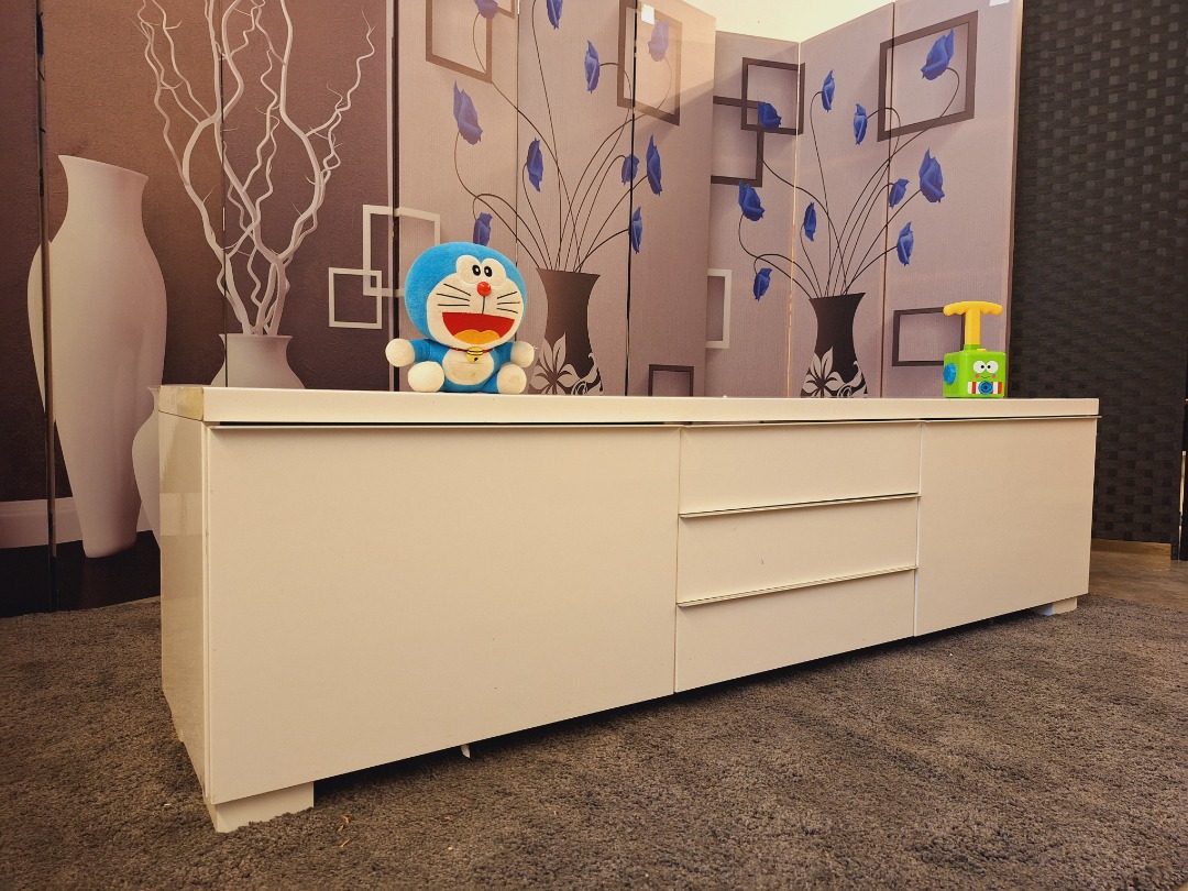 White Wooden 3-door TV Bench | TV Kabinet 3 pintu Kayu Putih, Furniture ...