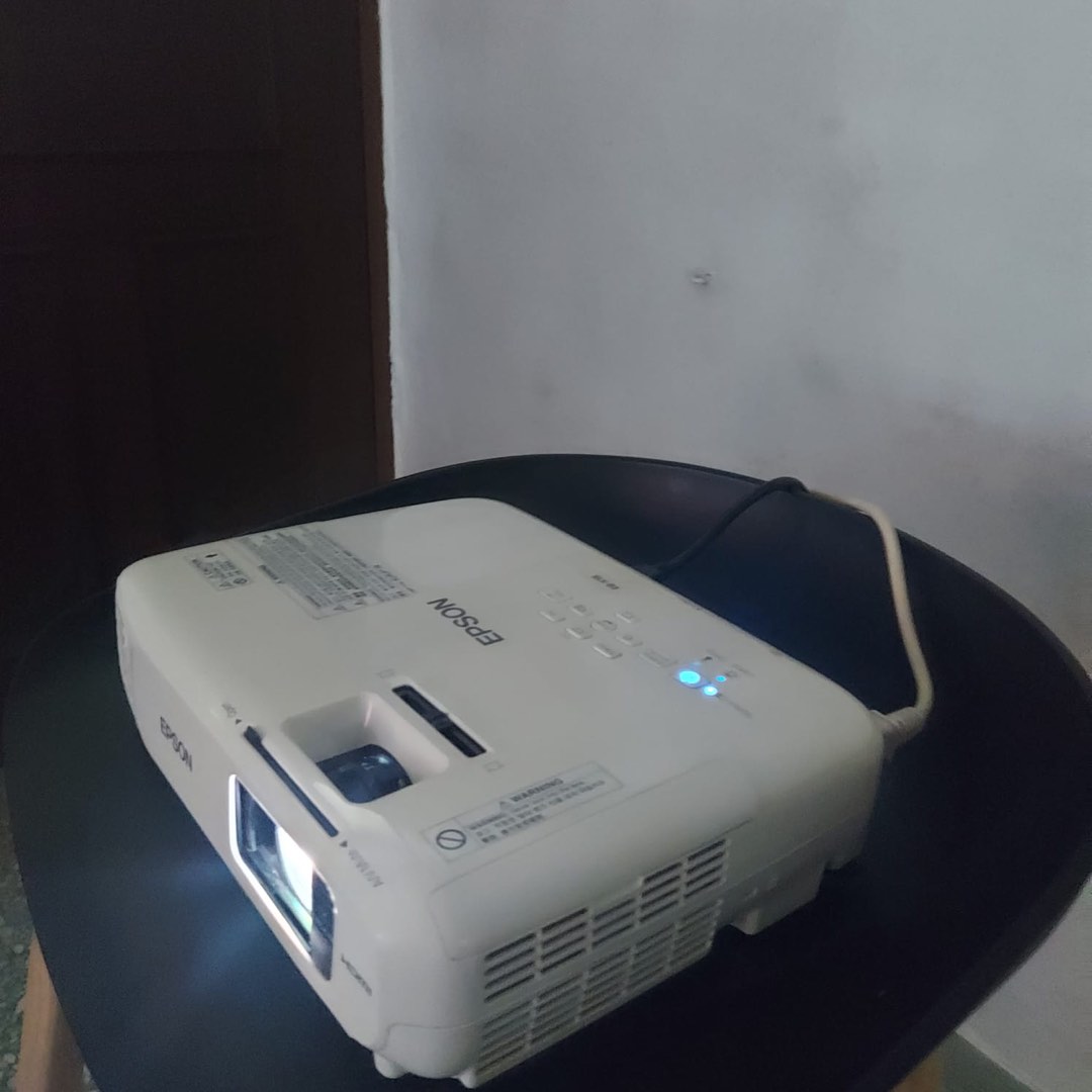 Epson EB-X18, TV & Home Appliances, TV & Entertainment, Projectors on Carousell