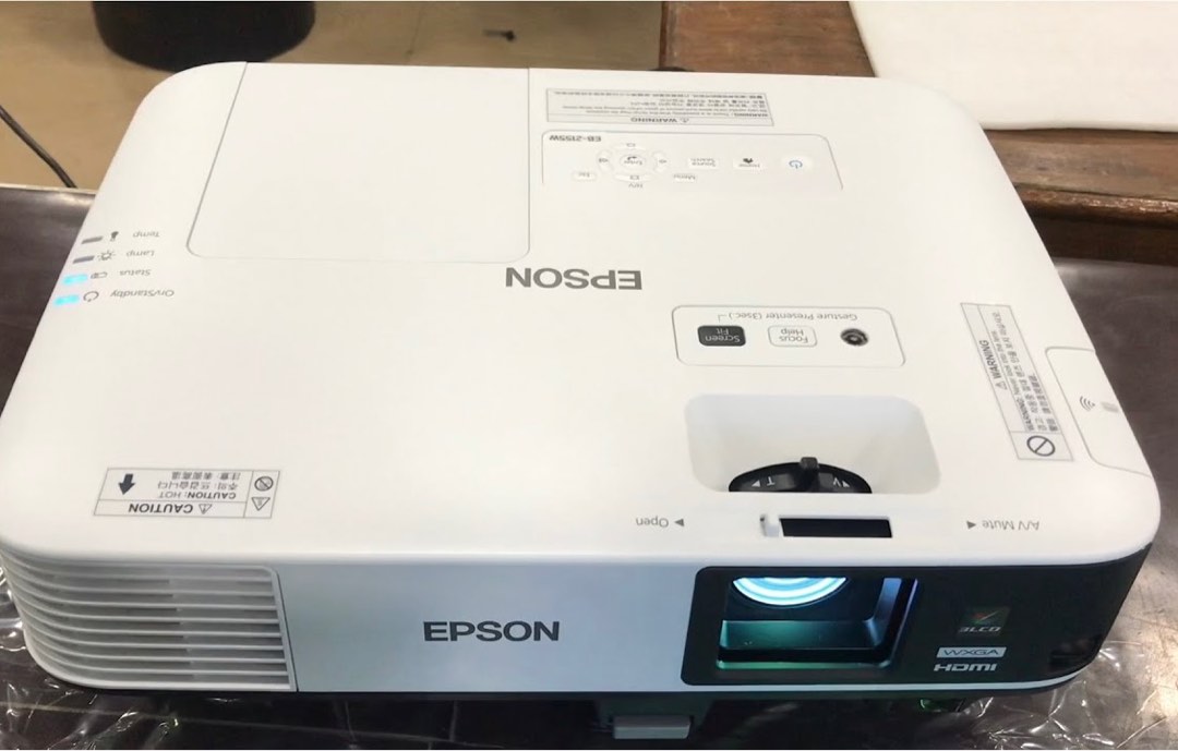 Set Epson Projector eb2155w and screen for classroom, cafe, studio ...