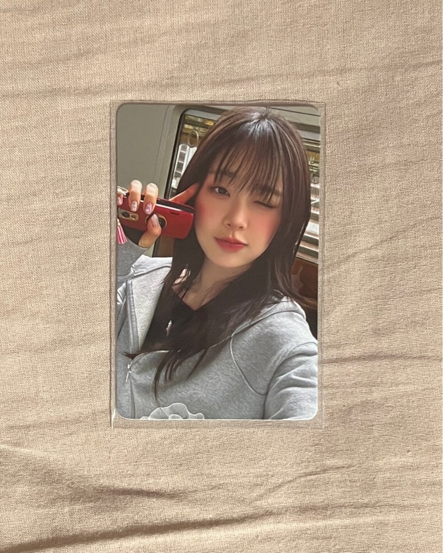 [WTS] chuu loona only cry in the rain album photocard, Hobbies & Toys ...