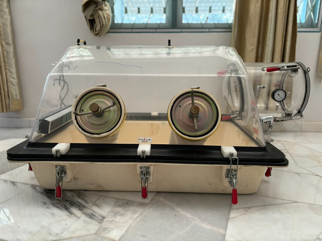 Glovebox (Plas-Labs Acrylic Glove box, 818-GB Series), Health ...
