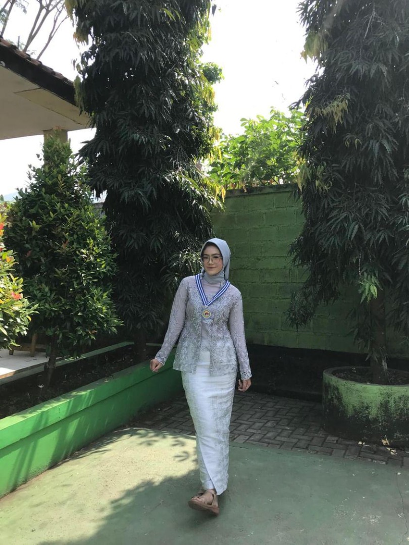 NYAMAN, Kebaya Modern Wisuda, Tunangan, Kondangan, Sekolah SMA, Manado ...