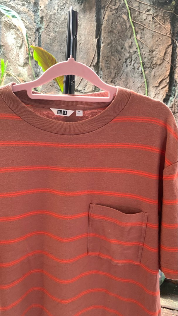 Uniqlo U Garis Garis Top Pocket Salur, Fesyen Pria, Pakaian , Atasan di ...